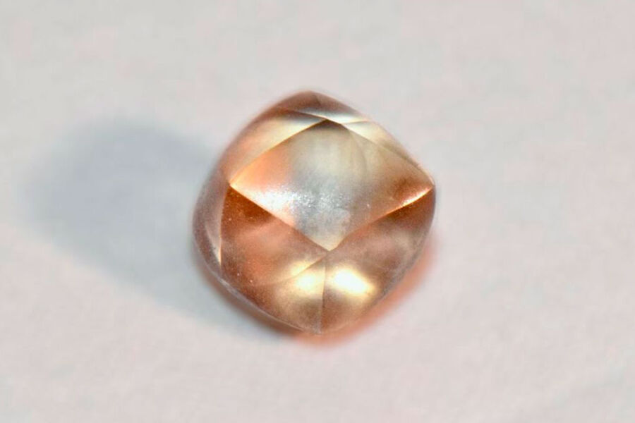 Семилетняя девочка в свой день рождения нашла в парке редкий алмаз ...