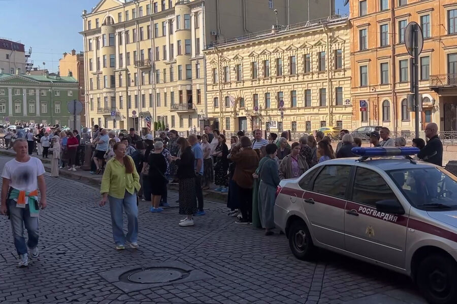 Росгвардия назвала причину эвакуации людей из Эрмитажа Газета Ru Новости