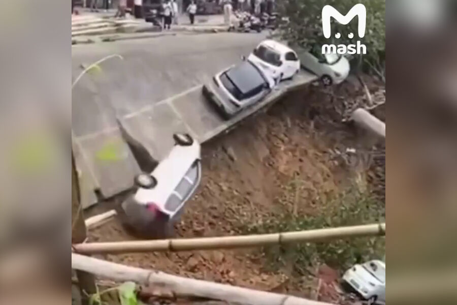 «Прямиком в ад»: китайцы провалились под землю из-за ливня и попали на ...