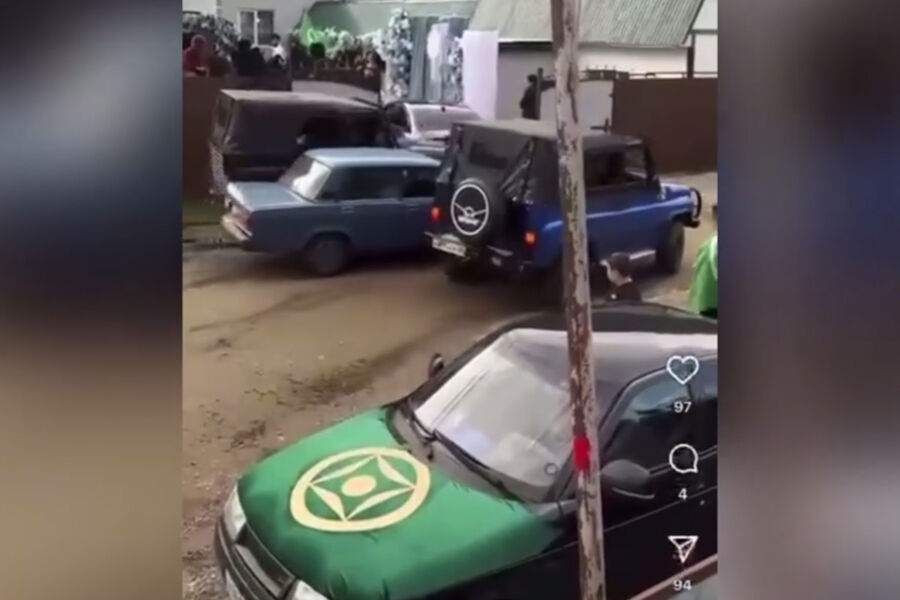 Попало на видео, как в Карачаево-Черкесии «Жигули» зажали между двумя ...