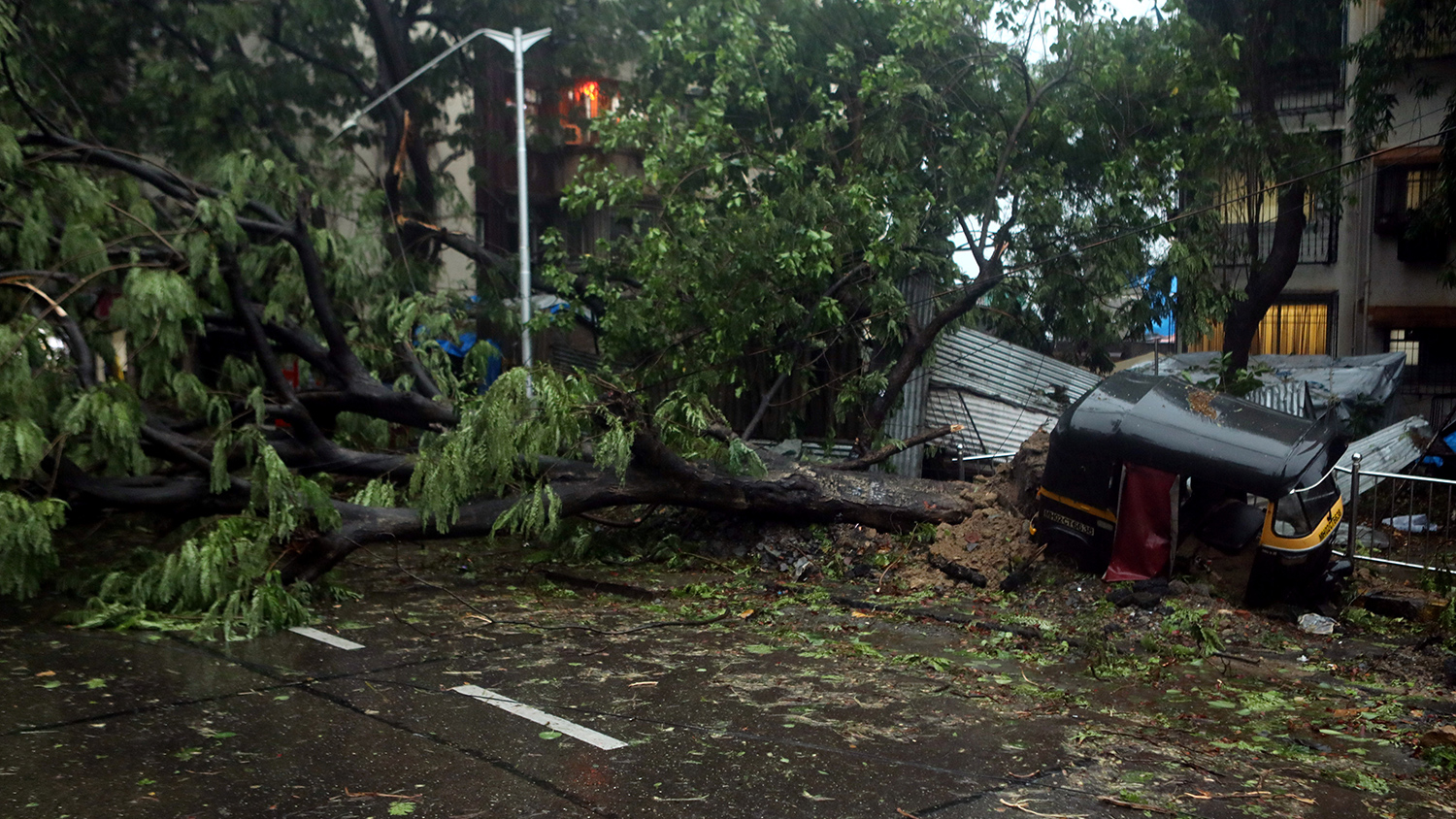 Новая напасть: на побережье Индии обрушился циклон «Тауктаэ» - Газета.Ru